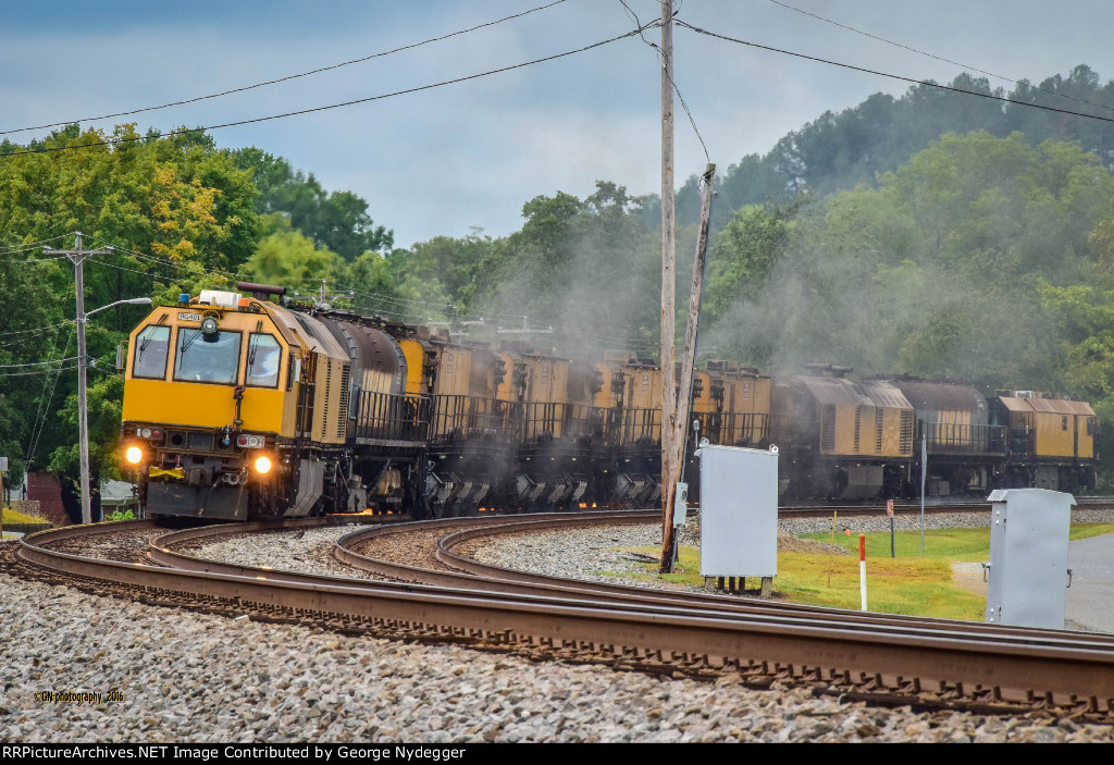 LORAM (LMIX) RG 401 coming around the curve in full operation